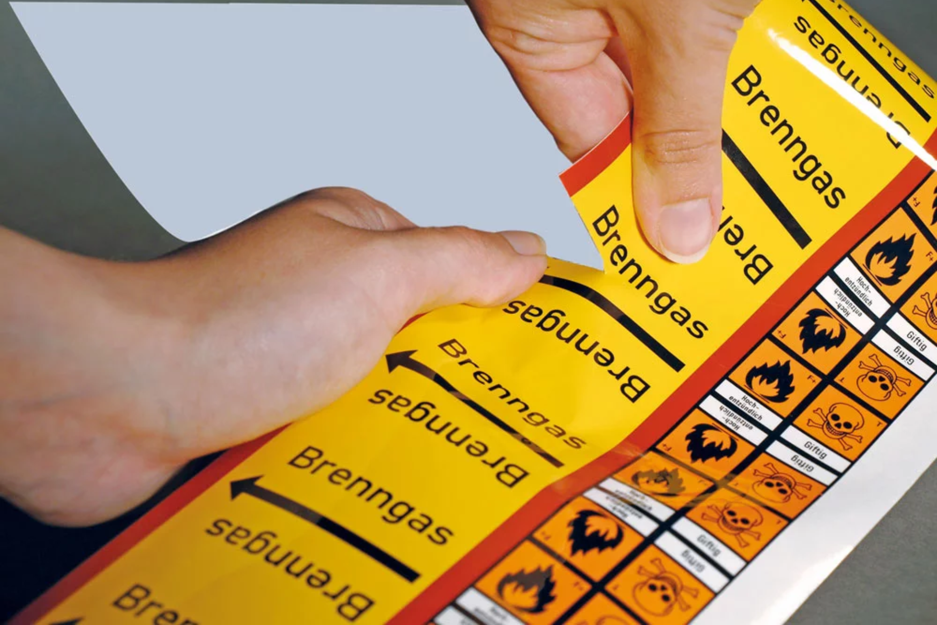 Rohrleitungskennzeichnung nach DIN 2403: Farben, Symbole & Fließrichtung